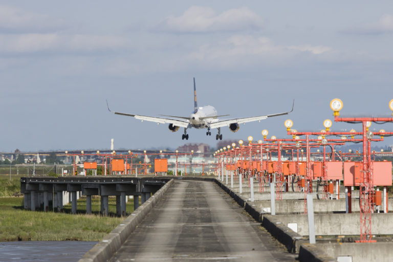 The 3 lenses to get for planespotting and aviation photography - The ...